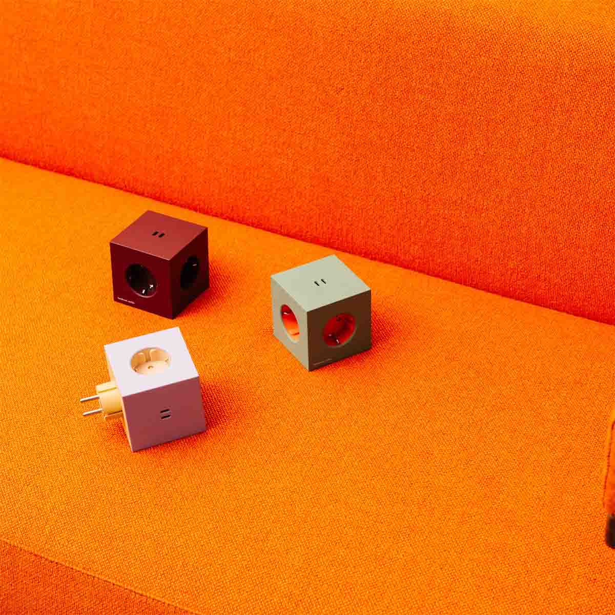 Square 2 Bauhaus-Archiv Mulberry Red från Avolt